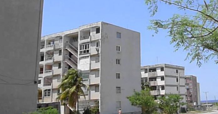 Niño de 10 años sobrevive a una caída del quinto piso de un edificio en Alamar